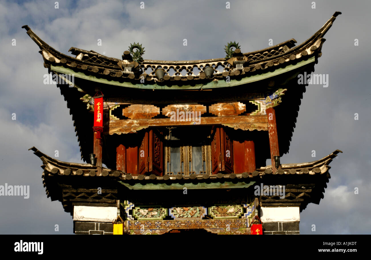 Chinese rooftop architecture yunnan hi-res stock photography and images ...