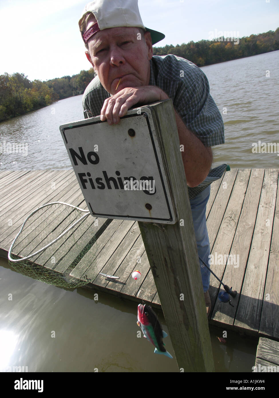No fishing sign on dock hi-res stock photography and images - Alamy