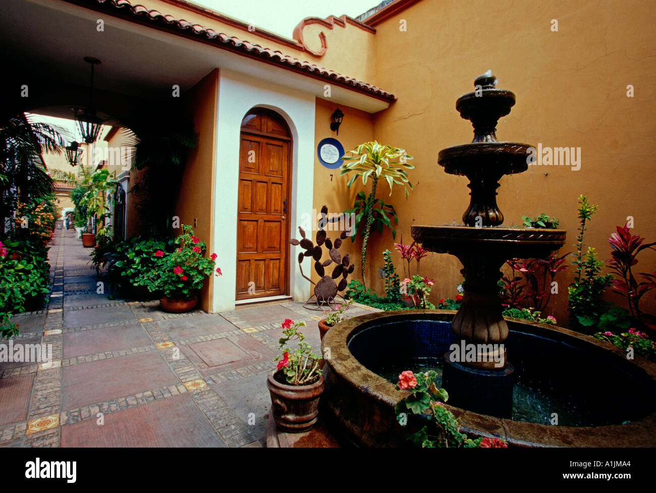 Mexican courtyard hi-res stock photography and images - Alamy