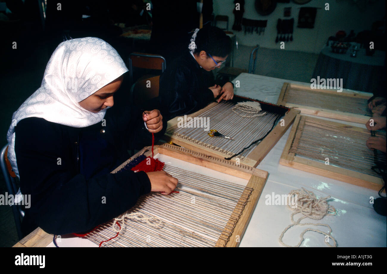 Kuwait City Kuwait Teenage Girl At Art Class Weaving Stock Photo - Alamy