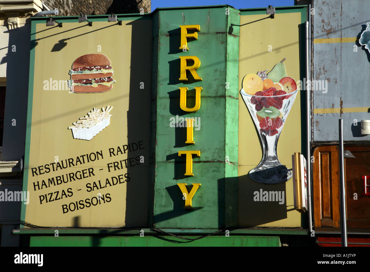 Building advertising hoarding hi-res stock photography and images - Alamy