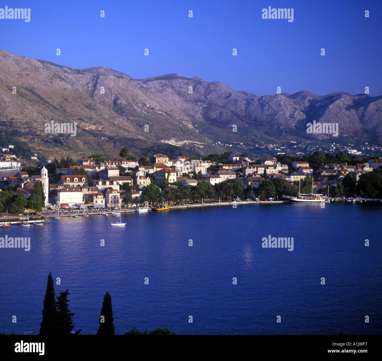 Cavat hi-res stock photography and images - Alamy