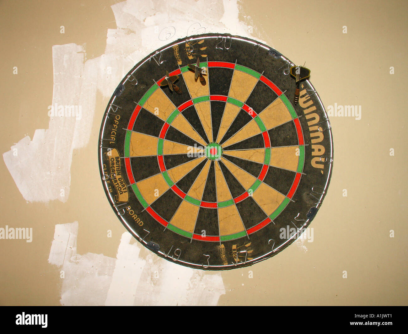 Old dart board hi-res stock photography and images - Alamy