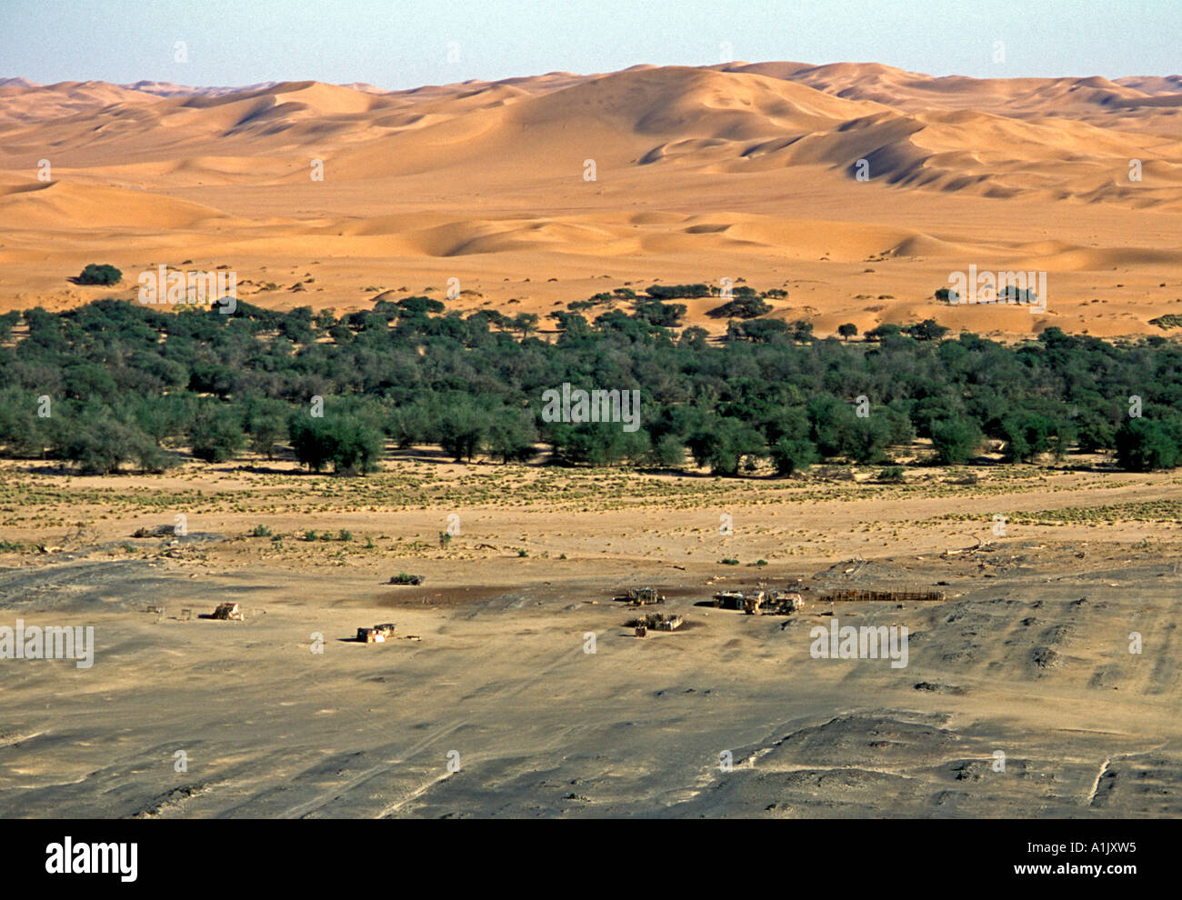 Lost in desert dying thirst hi-res stock photography and images - Alamy