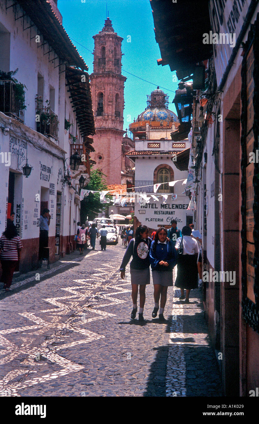 Street scene with Santa Prisca Church Taxco Mexico Stock Photo - Alamy