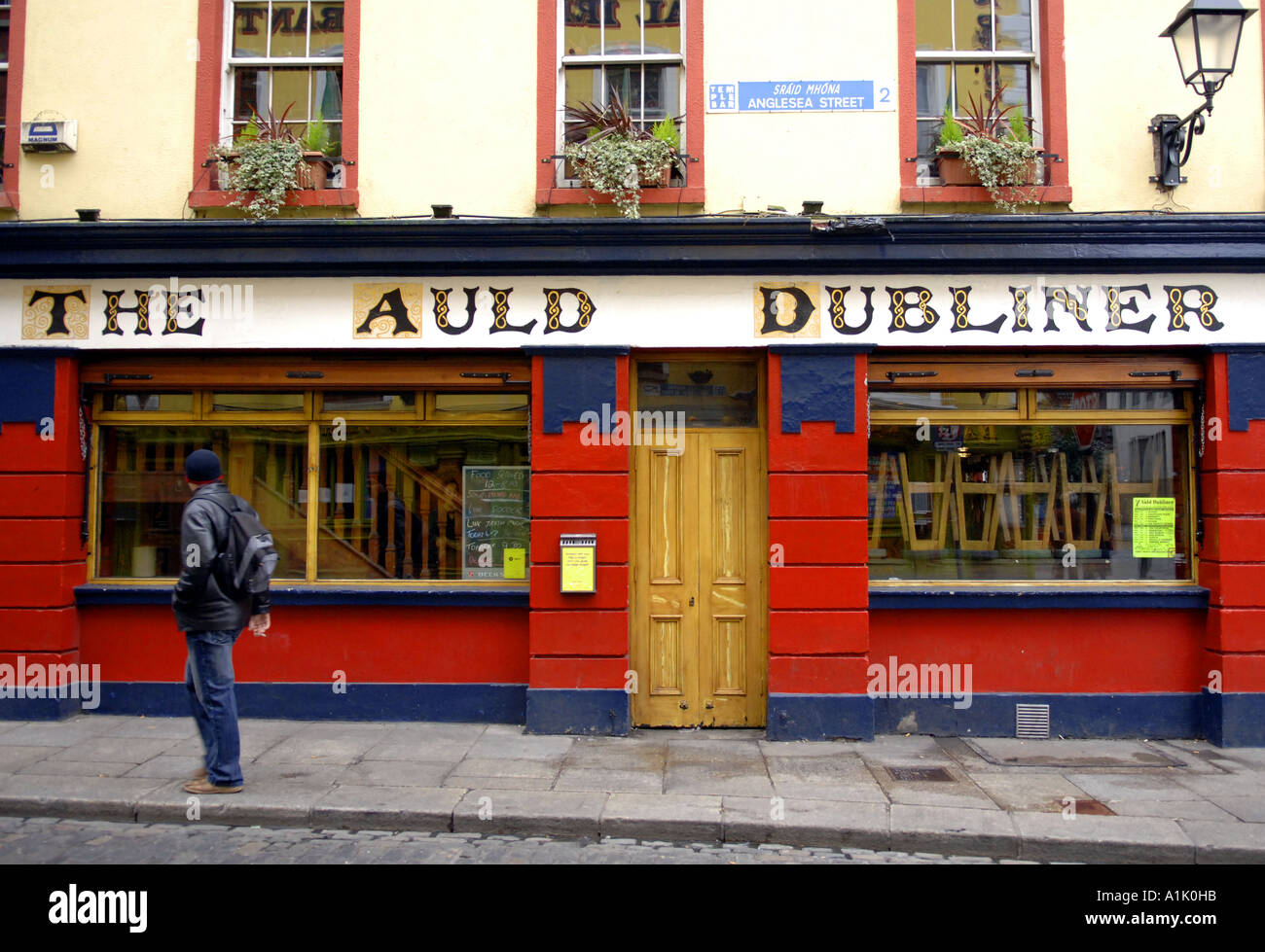 Traditional irish pub facade temple hi-res stock photography and images ...