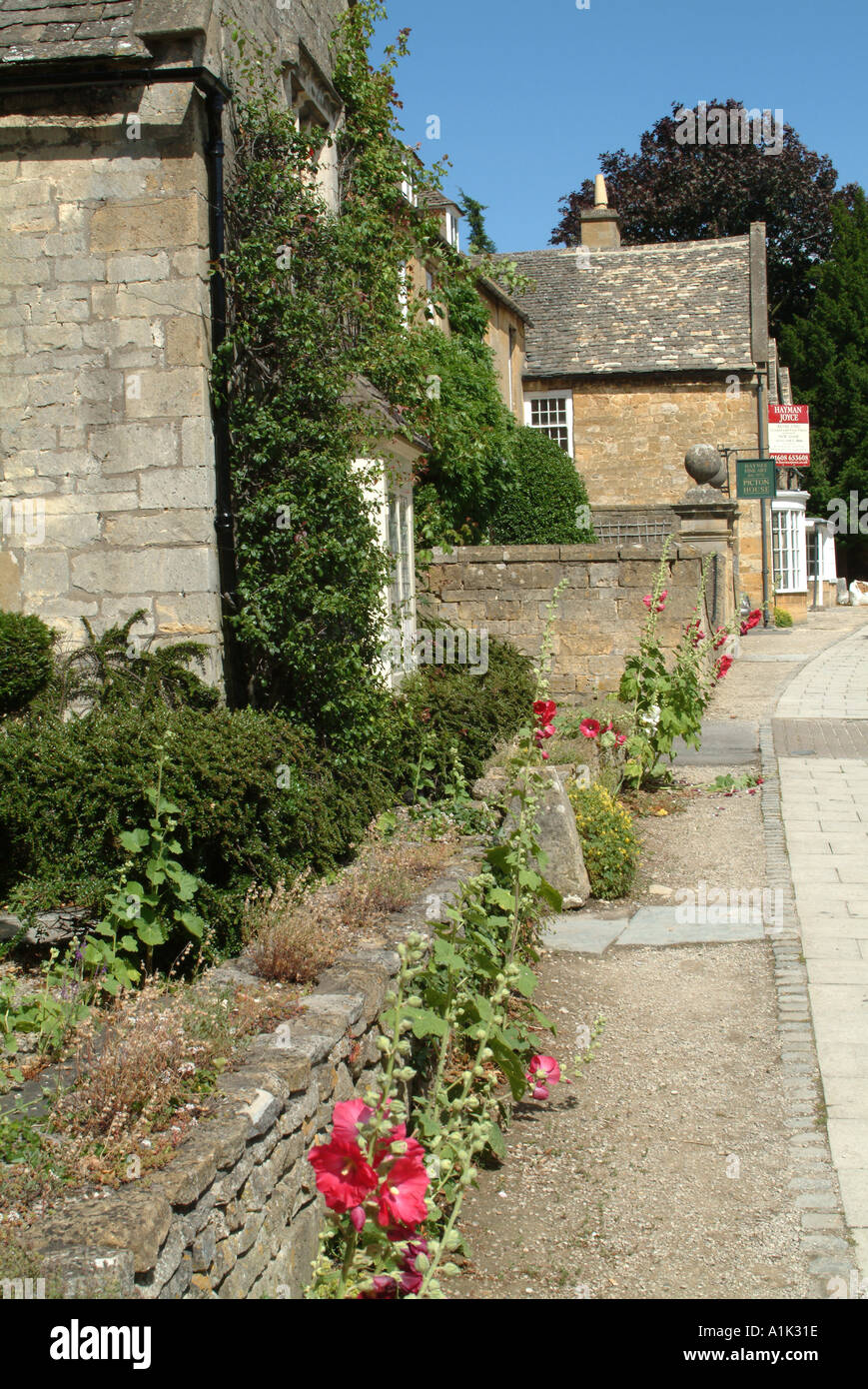 Cotswold slate roof hi-res stock photography and images - Alamy