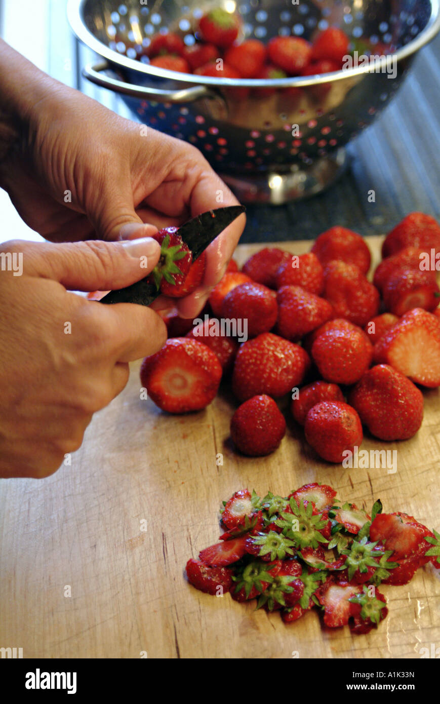 Cutting strawberries plant hi-res stock photography and images - Alamy