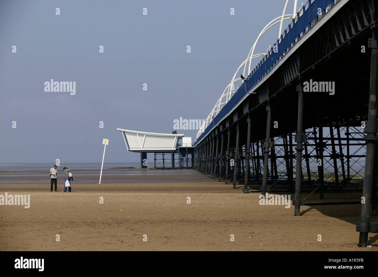 tourists walking on Southport beach near the new pier Merseyside Stock ...