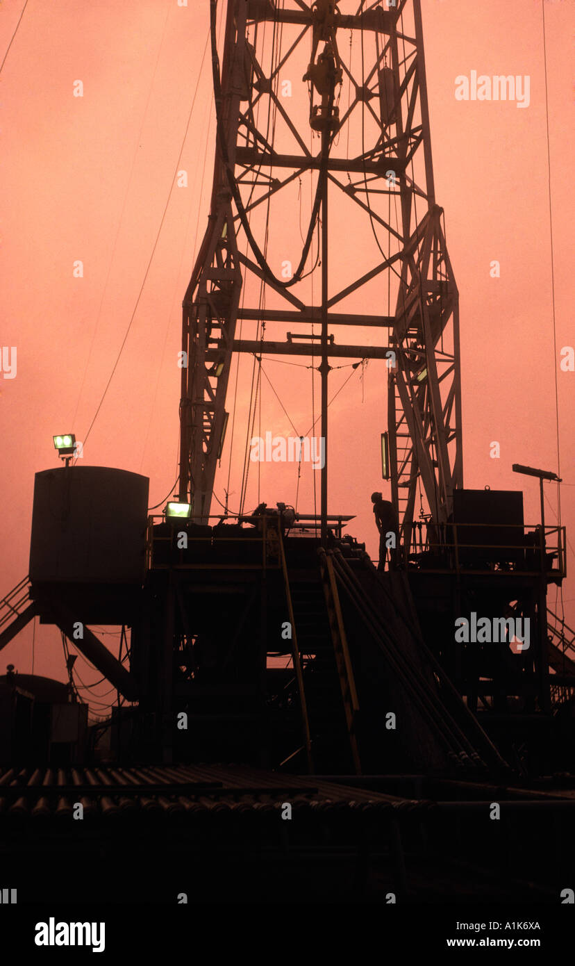 silhouette of oil drilling rig Stock Photo - Alamy