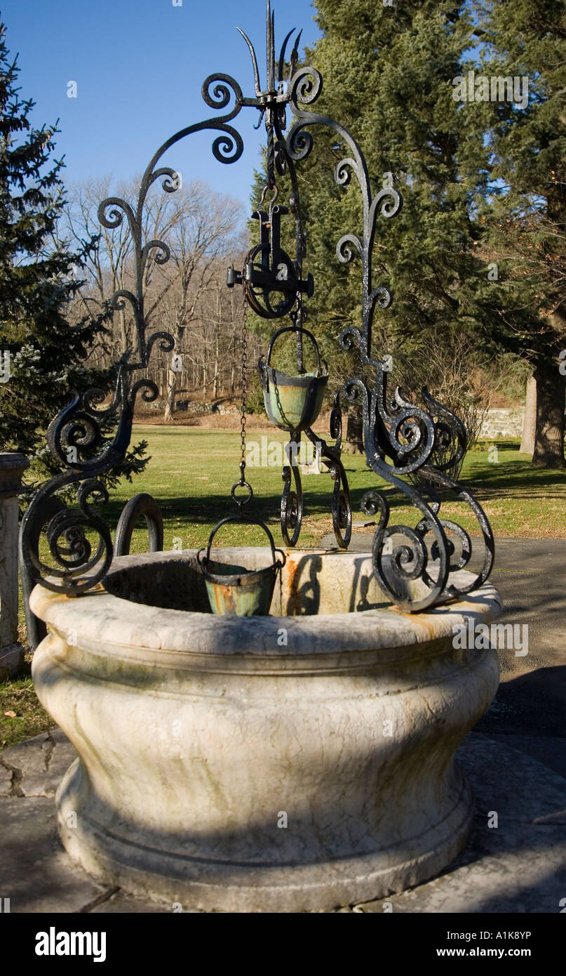 Old well outside a house Stock Photo - Alamy