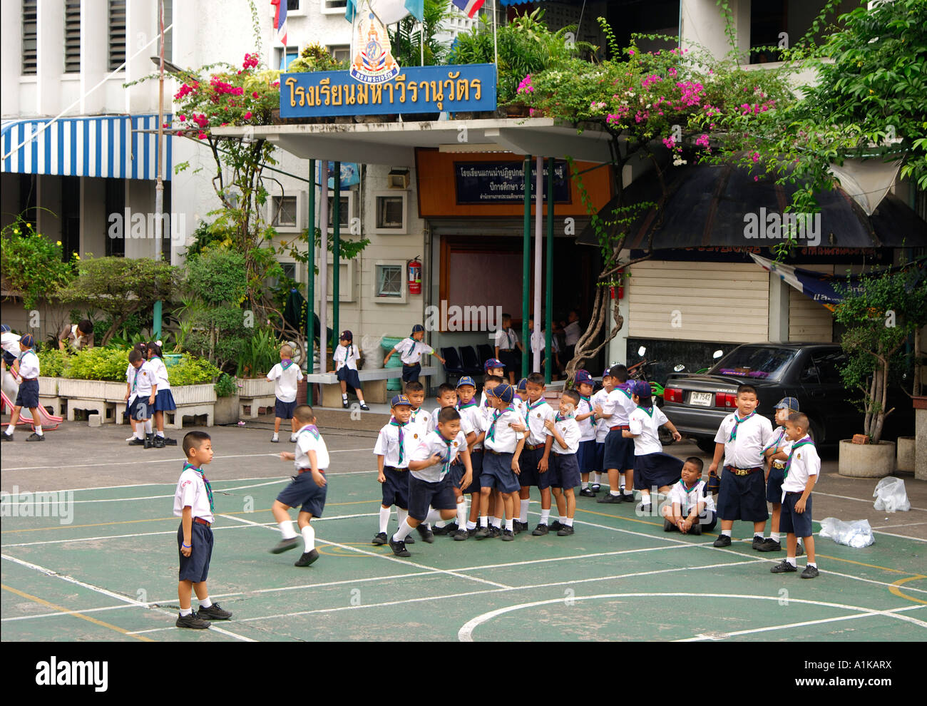 Bangkok thailand thai school boys hi-res stock photography and images ...