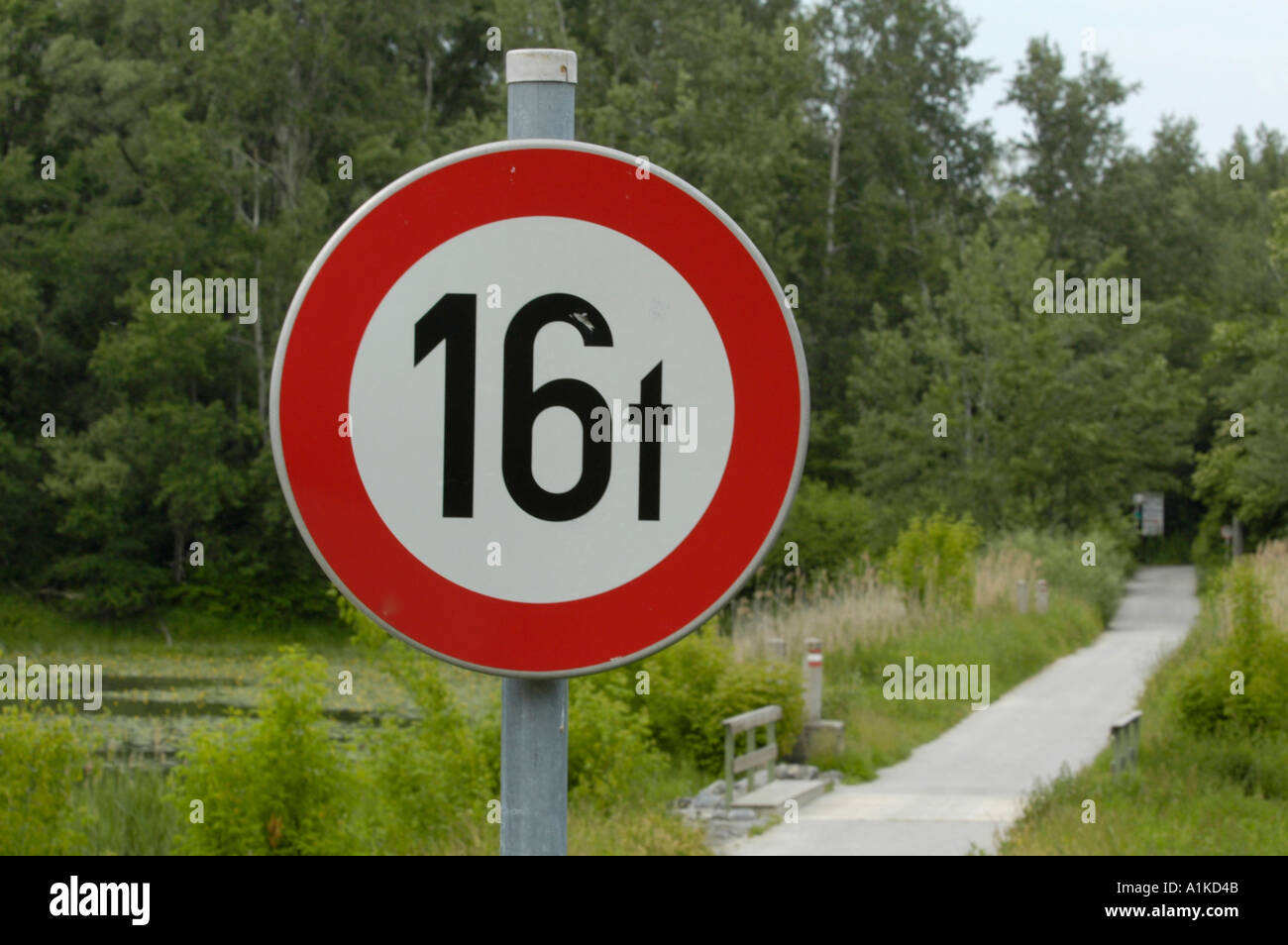 Riverside road sign hi-res stock photography and images - Alamy