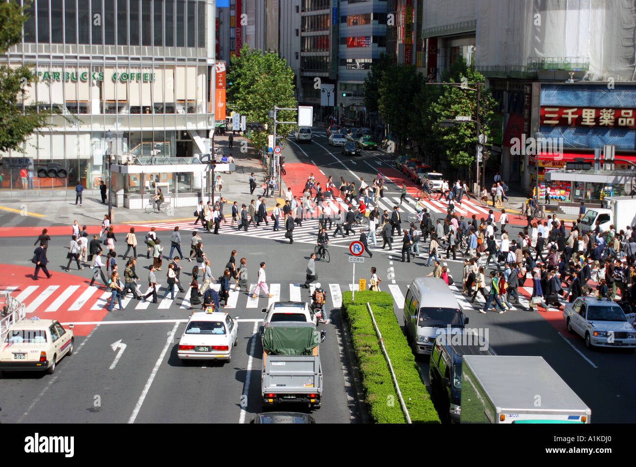 crowded intersection, shibuya, tokyo Stock Photo - Alamy