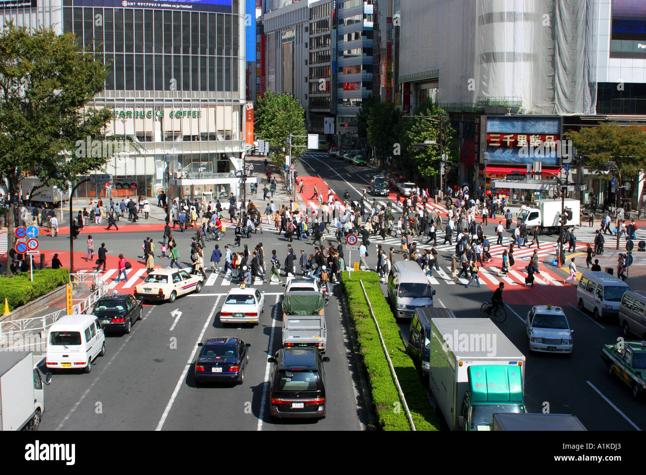 crowded intersection, shibuya, tokyo Stock Photo - Alamy