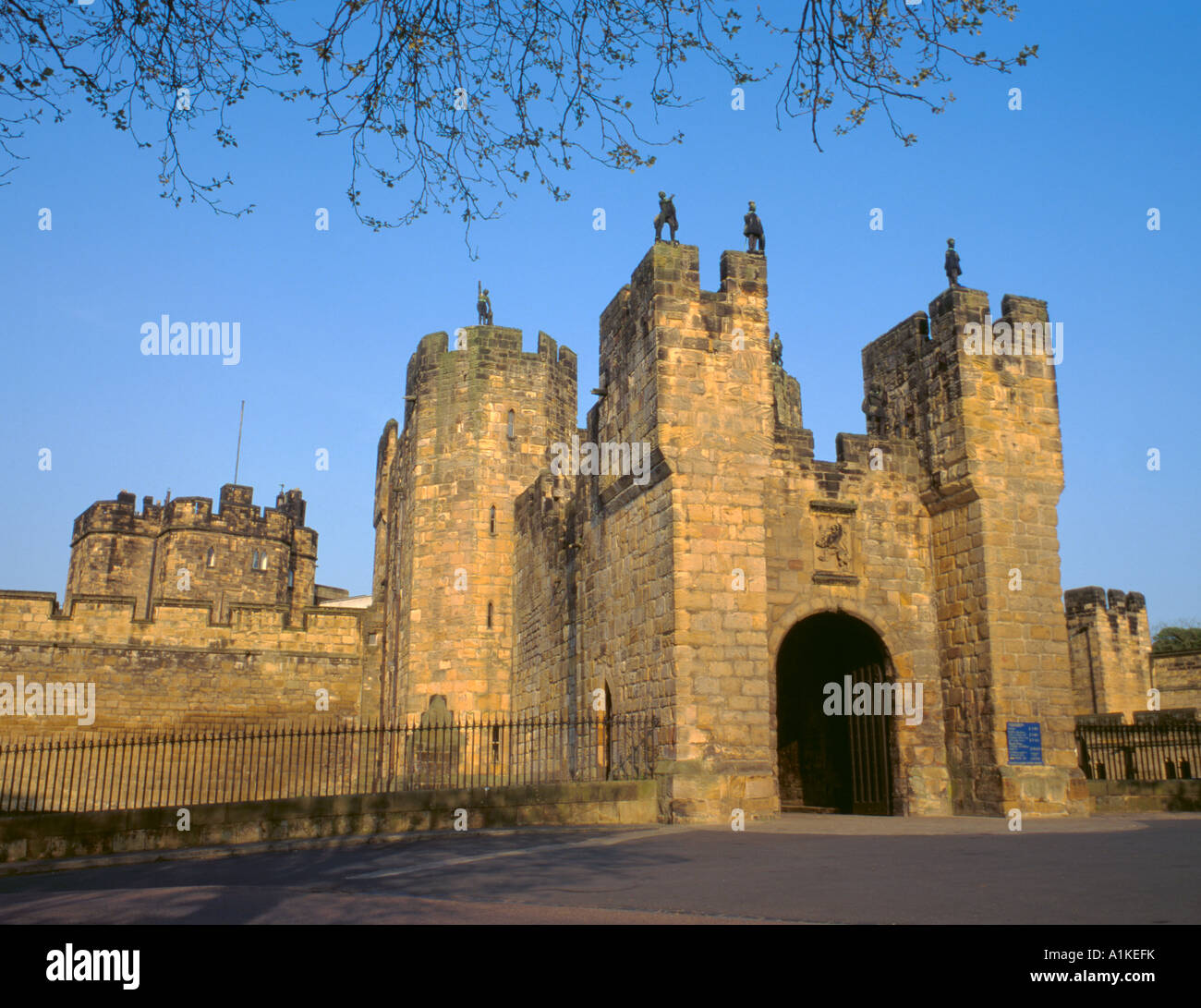 Gatehouse to Alnwick Castle, Alnwick, Northumberland, England, UK Stock ...
