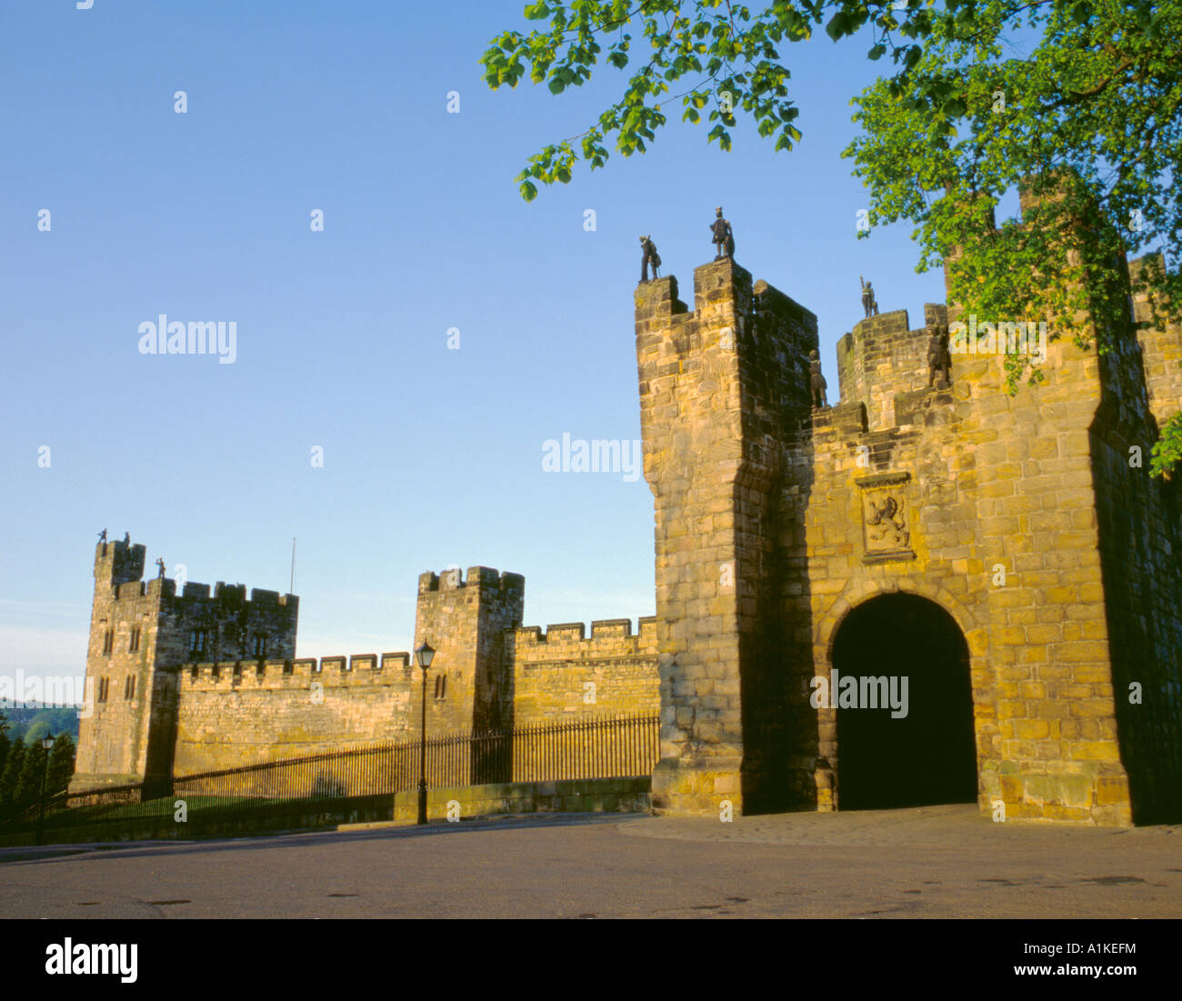 Gatehouse to Alnwick Castle, Alnwick, Northumberland, England, UK Stock ...
