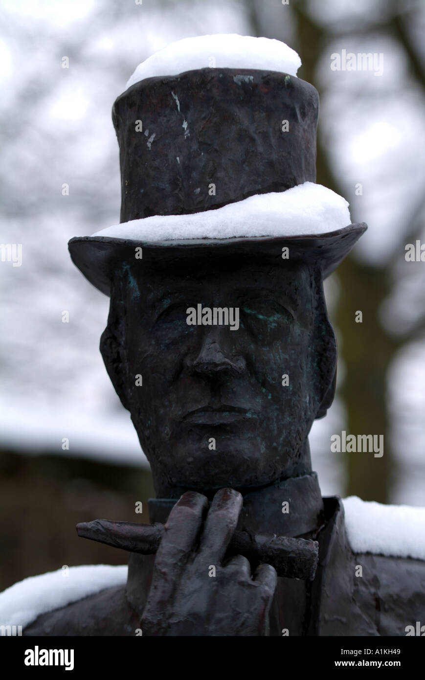 man top hat snow statue Stock Photo - Alamy