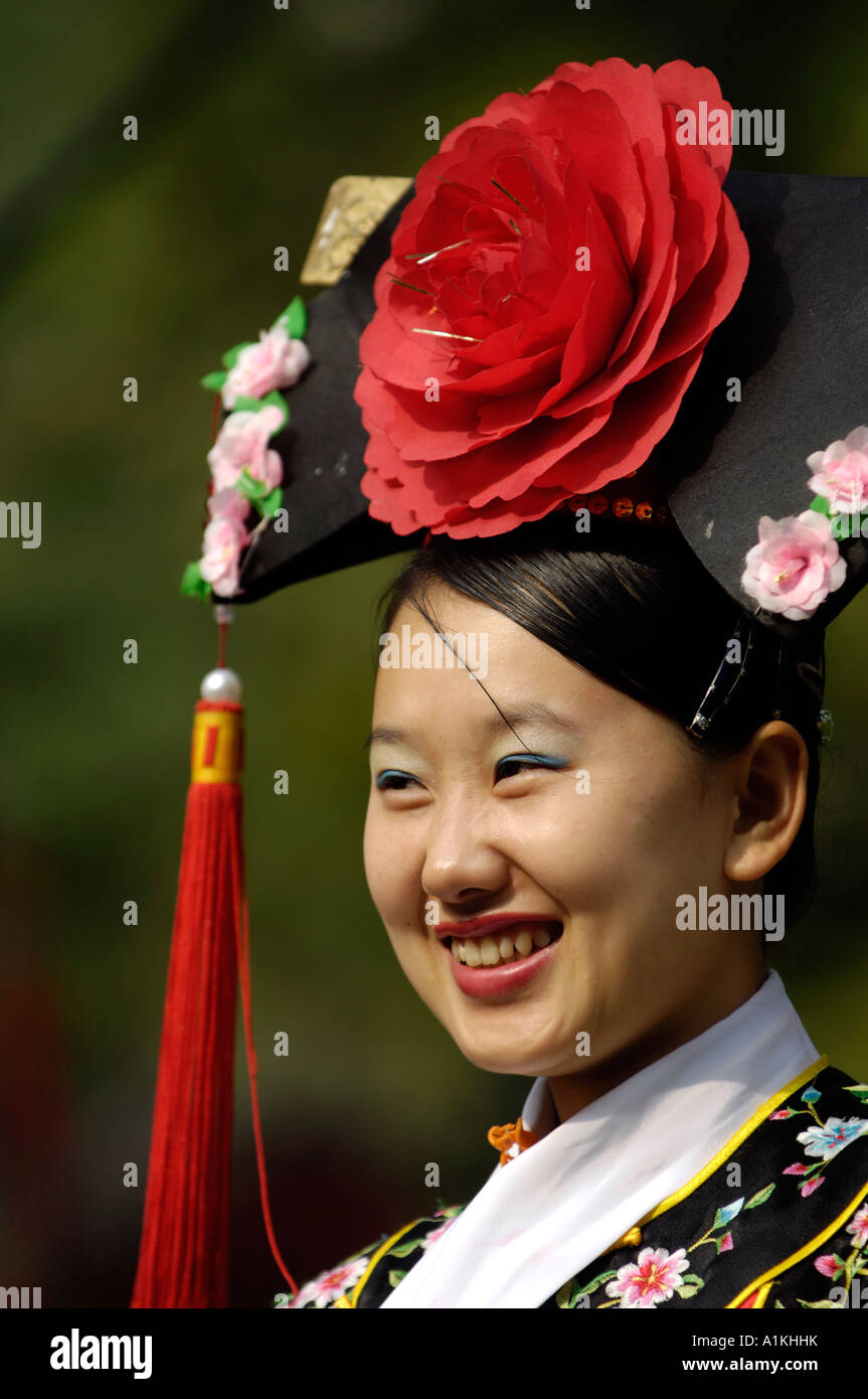 Chinese waitress hi-res stock photography and images - Alamy