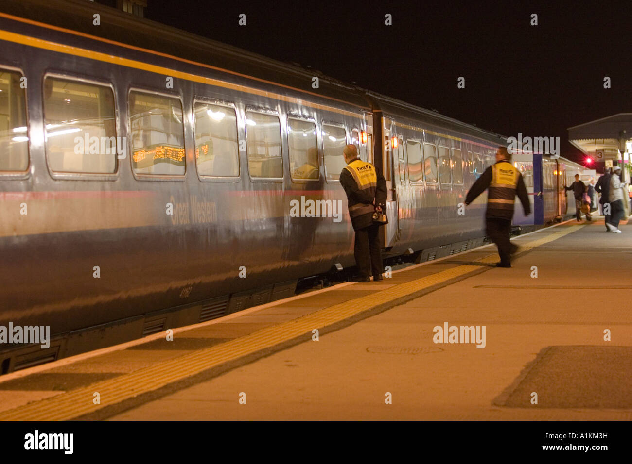 The platform at Swindon station Stock Photo - Alamy