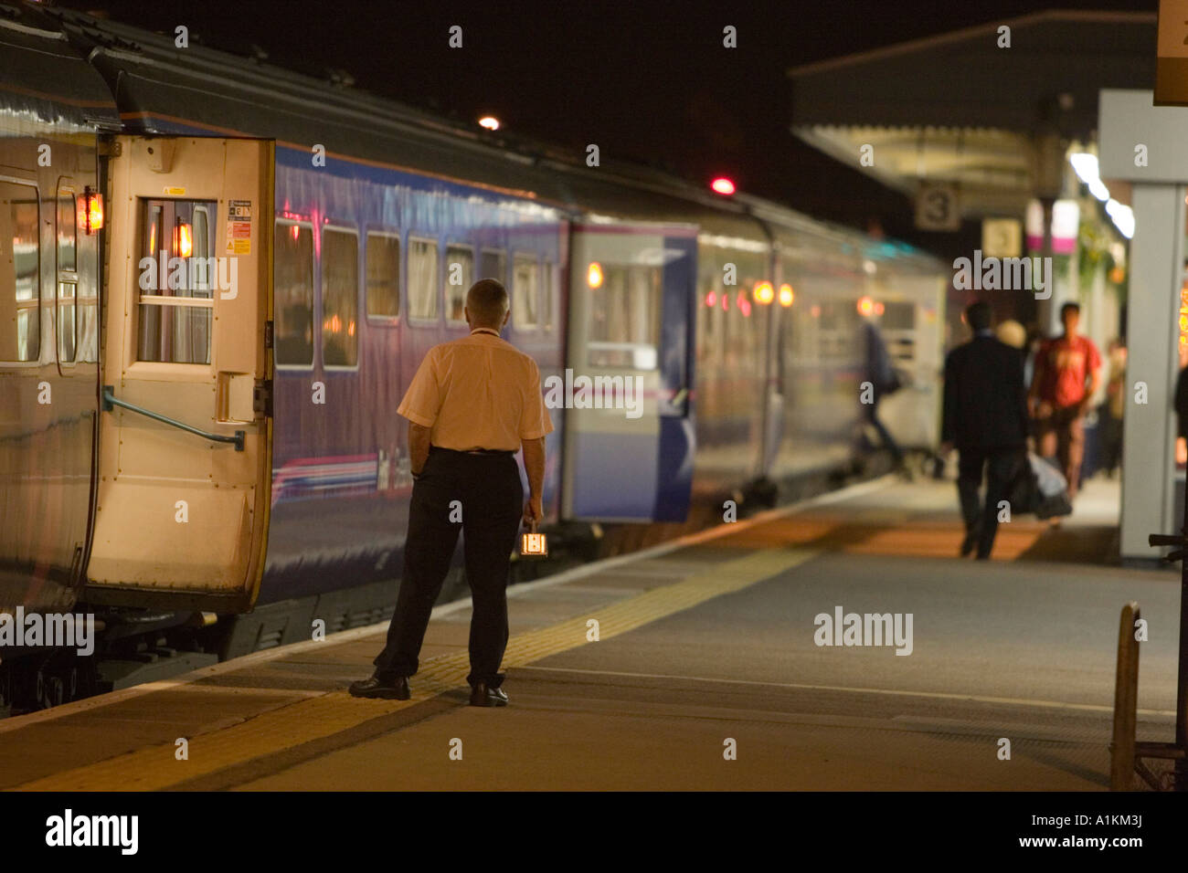 The platform at Swindon station Stock Photo - Alamy
