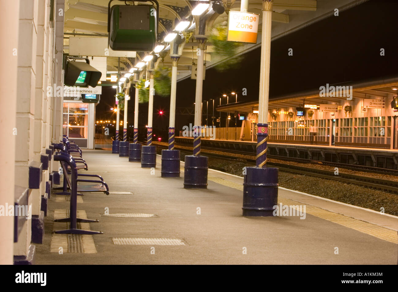 Swindon train station hi-res stock photography and images - Alamy