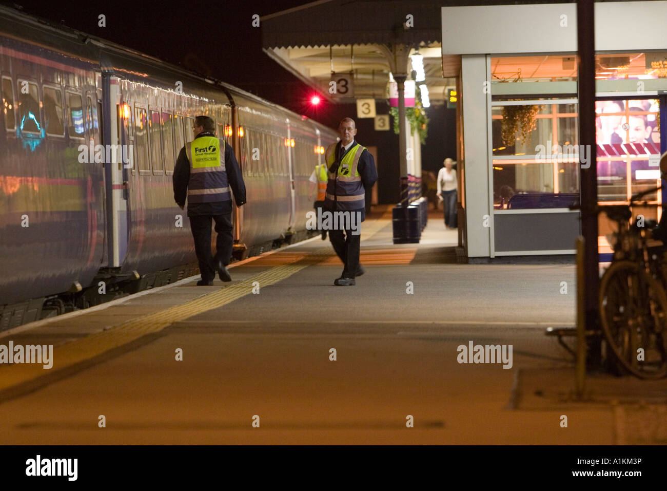 The platform at Swindon station Stock Photo - Alamy
