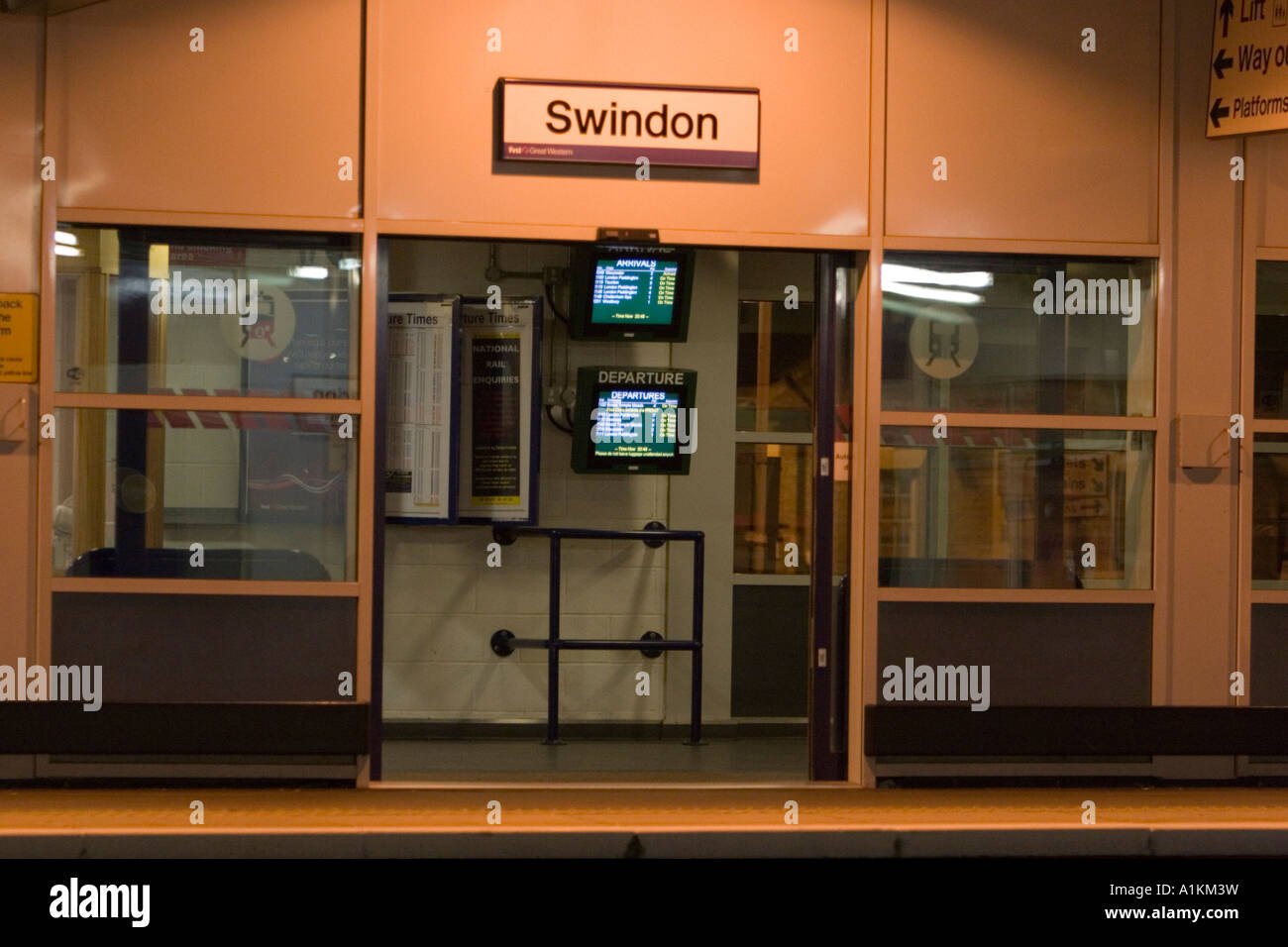 Train station swindon wiltshire hi-res stock photography and images - Alamy