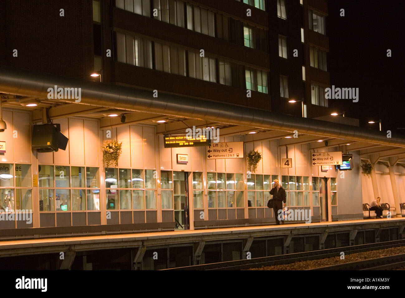The platform at Swindon station Stock Photo - Alamy