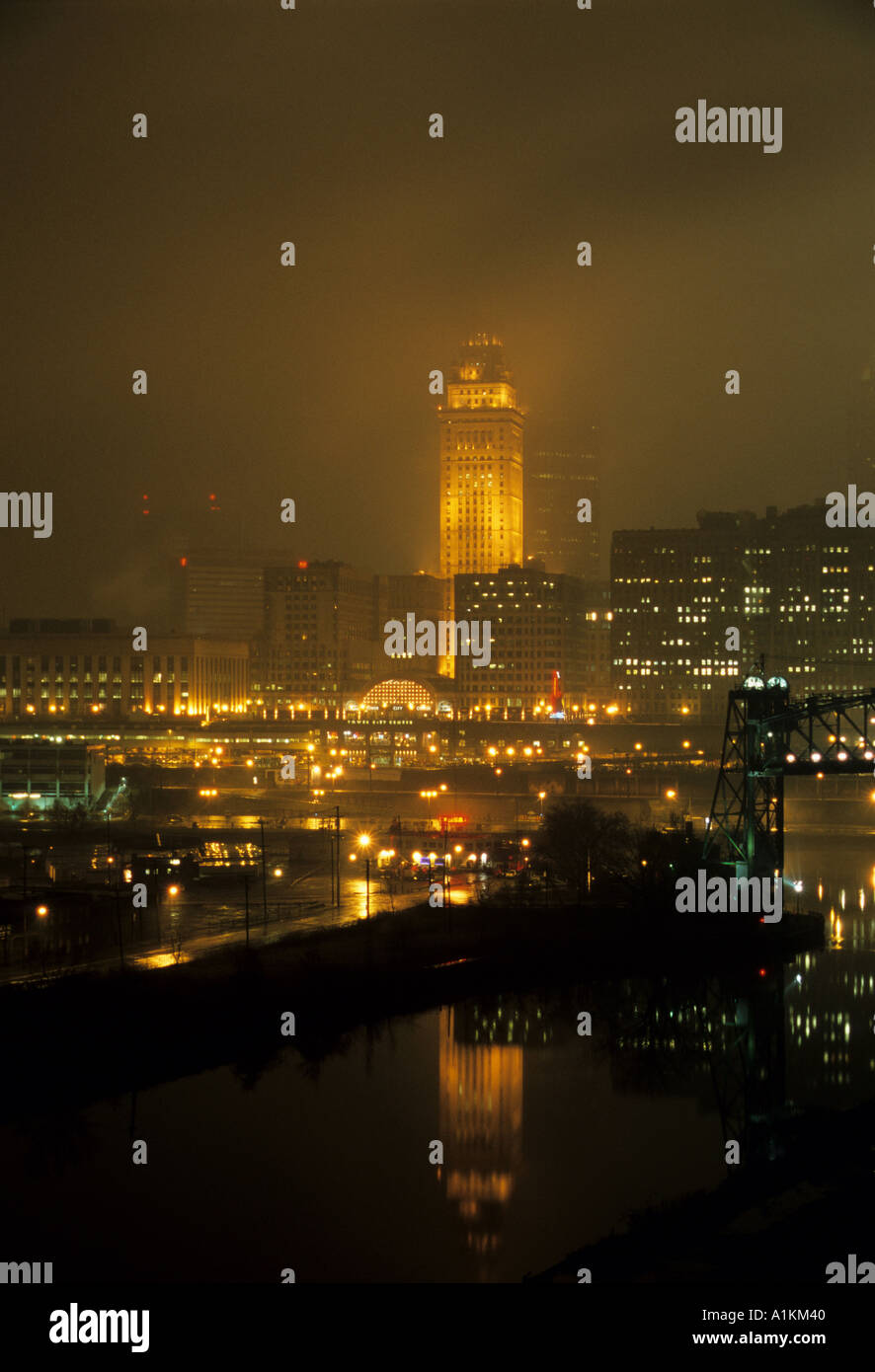 Downtown cleveland ohio fog hi-res stock photography and images - Alamy