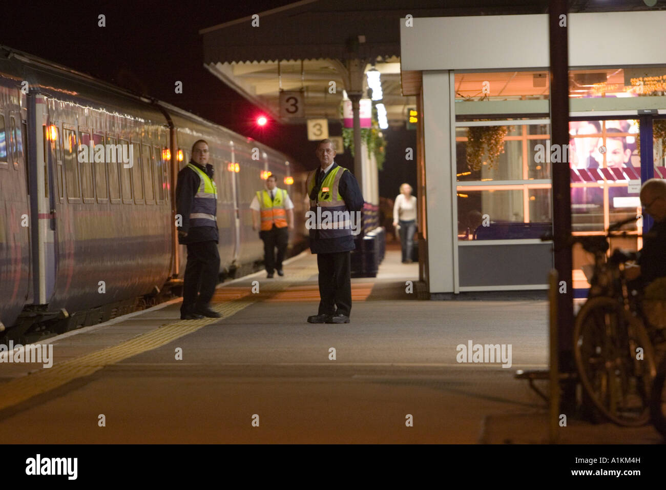 The platform at Swindon station Stock Photo - Alamy