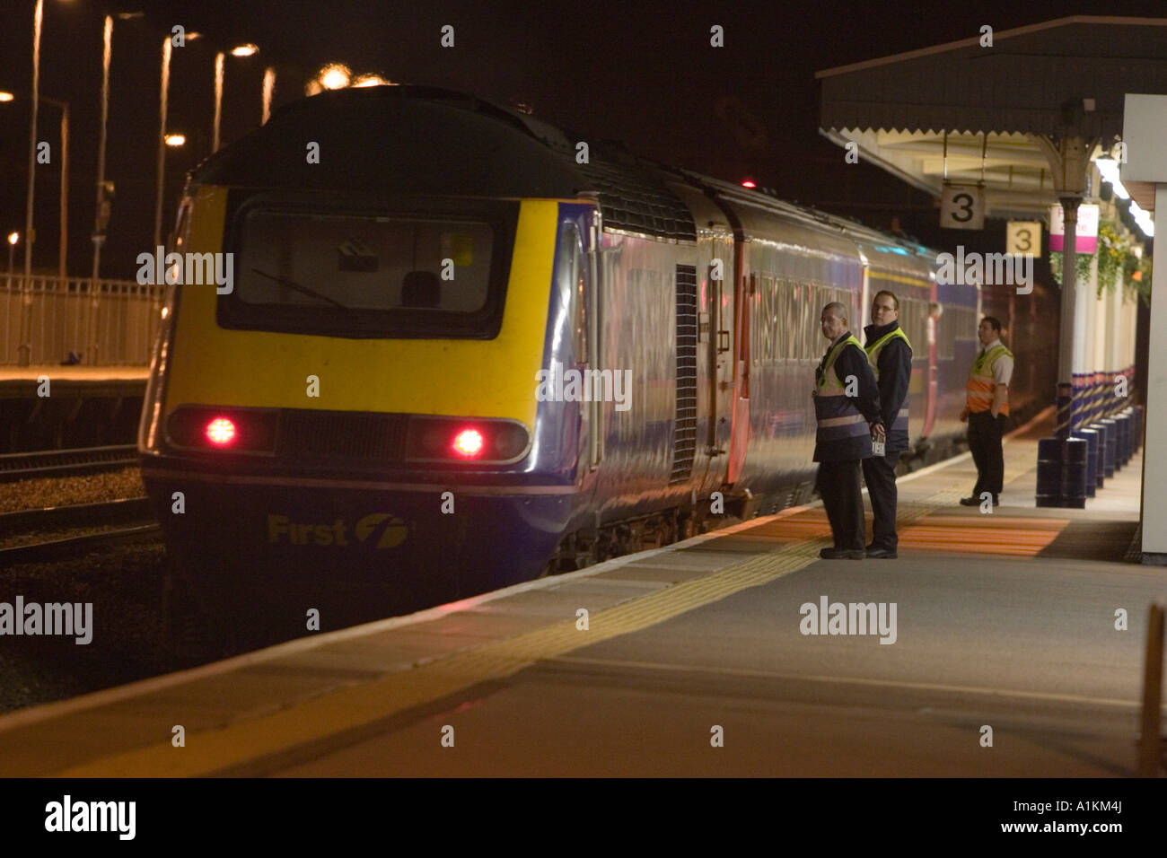 The platform at Swindon station Stock Photo - Alamy