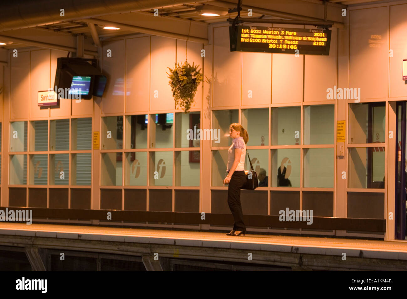 The platform at Swindon station Stock Photo - Alamy