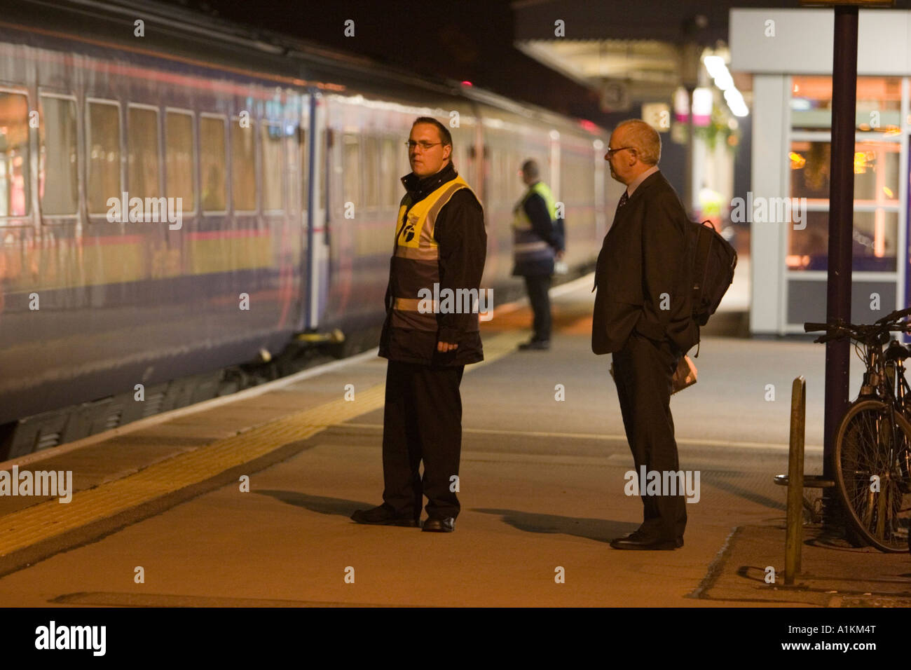 The platform at Swindon station Stock Photo - Alamy
