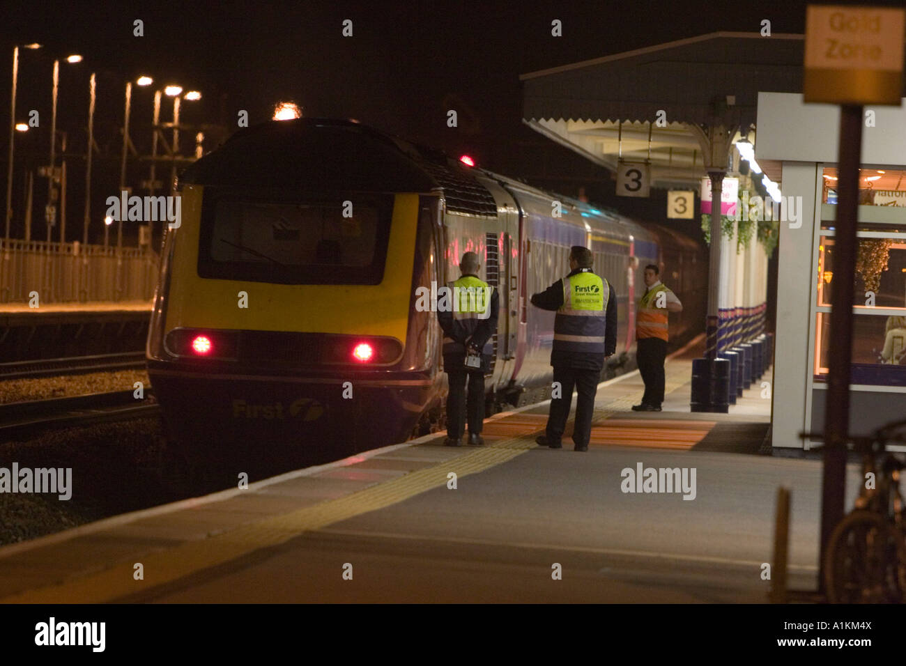 The platform at Swindon station Stock Photo - Alamy