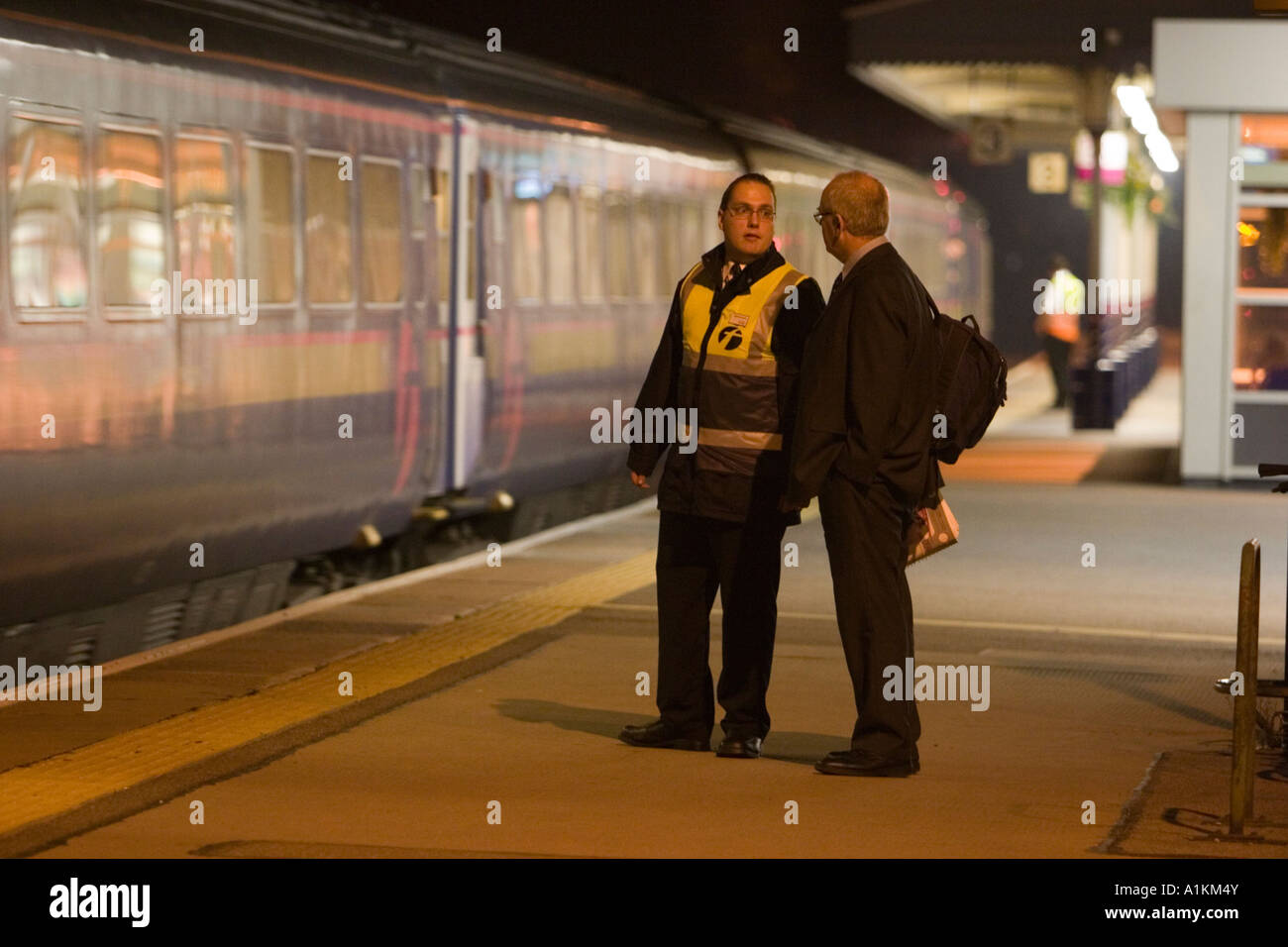 The platform at Swindon station Stock Photo - Alamy