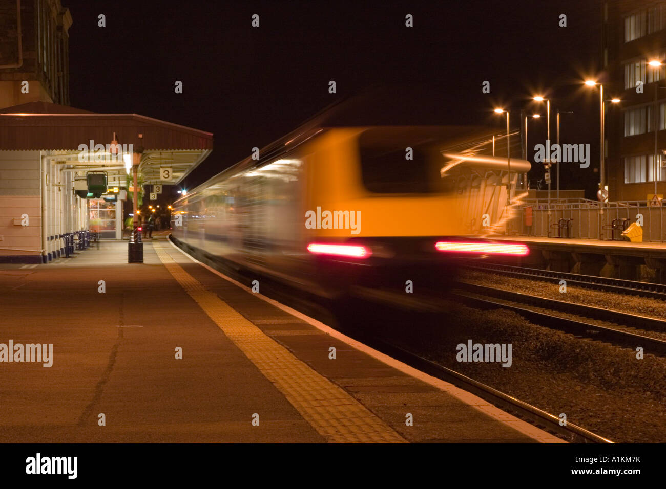 The platform at Swindon station Stock Photo - Alamy