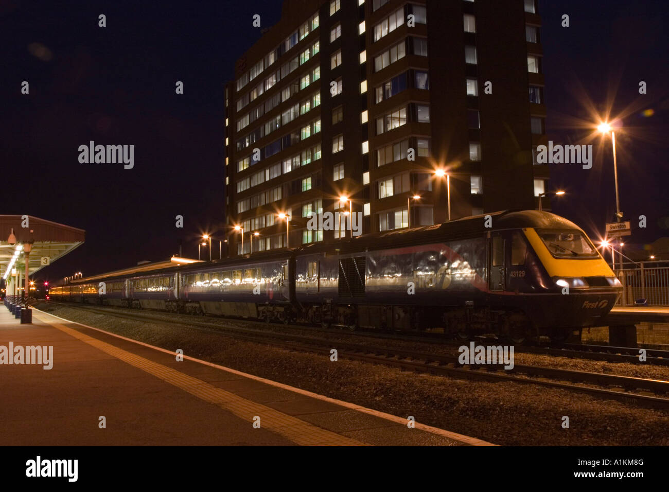 The platform at Swindon station Stock Photo - Alamy