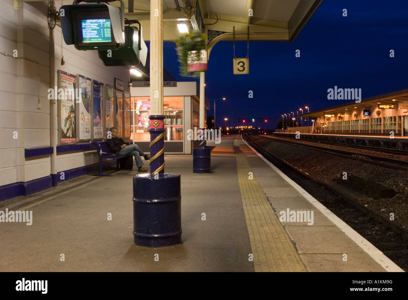 Swindon old railway station hi-res stock photography and images - Alamy