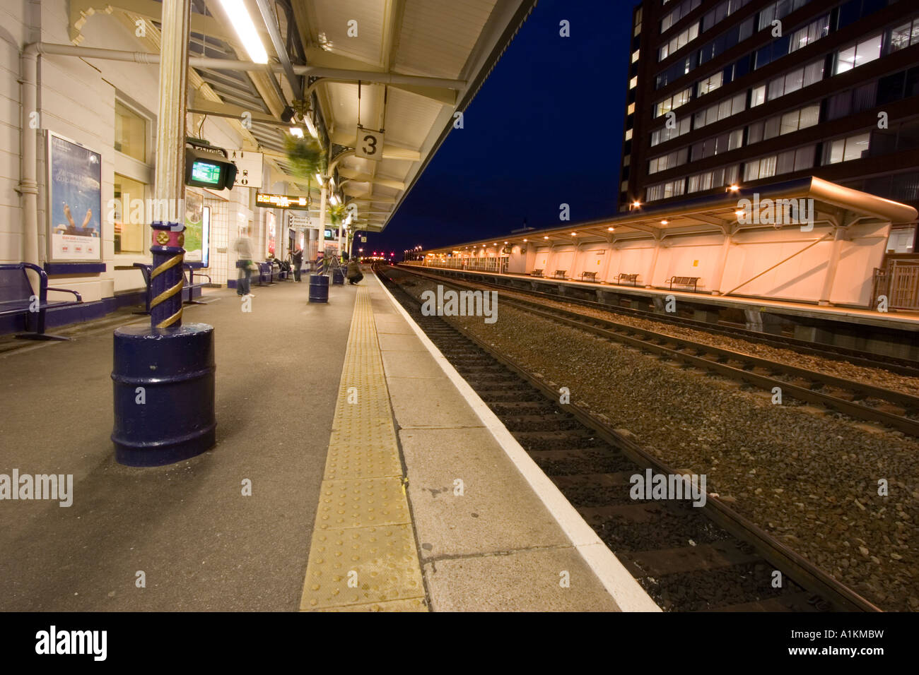 The platform at Swindon station Stock Photo - Alamy