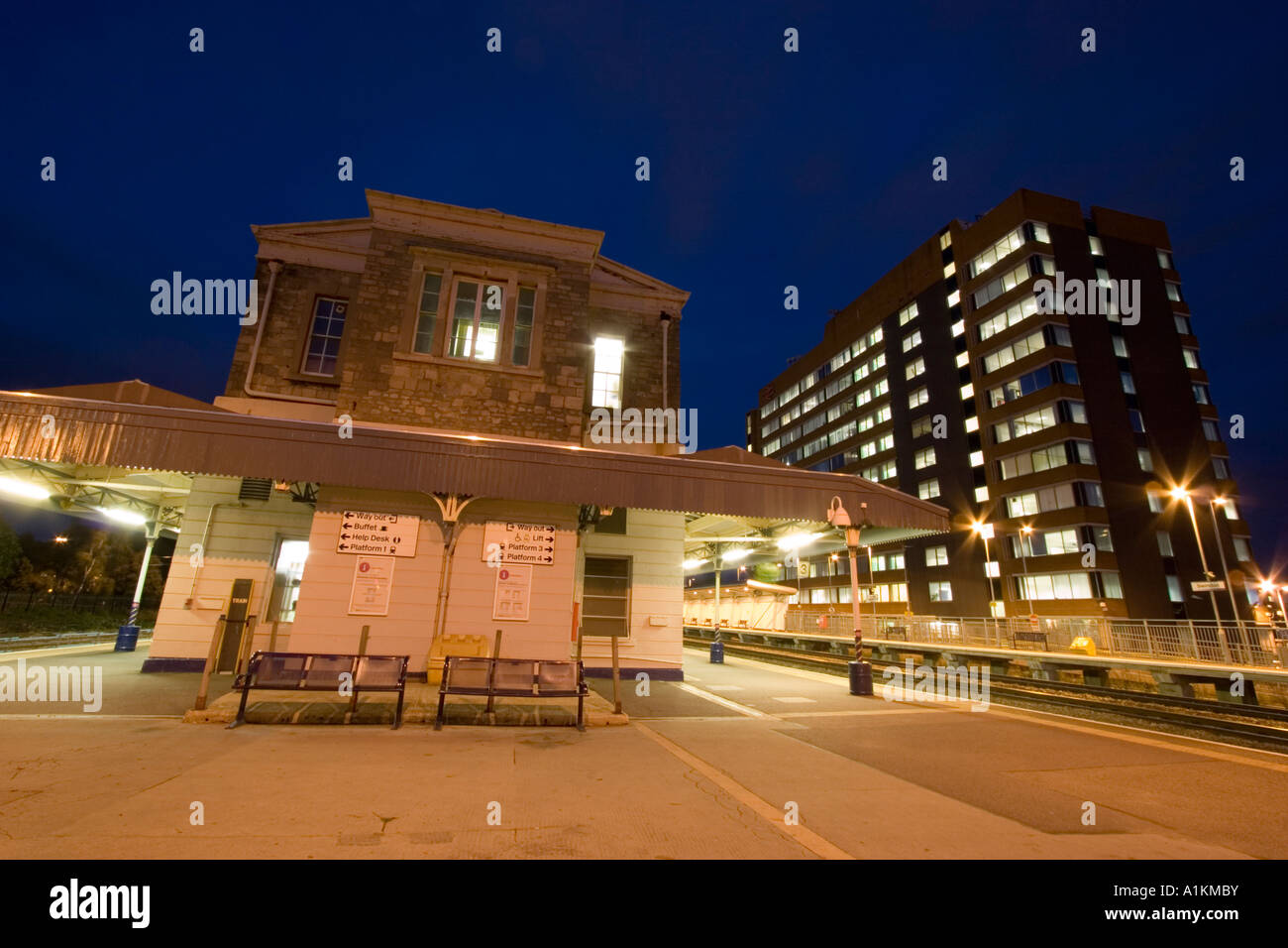 The platform at Swindon station Stock Photo - Alamy