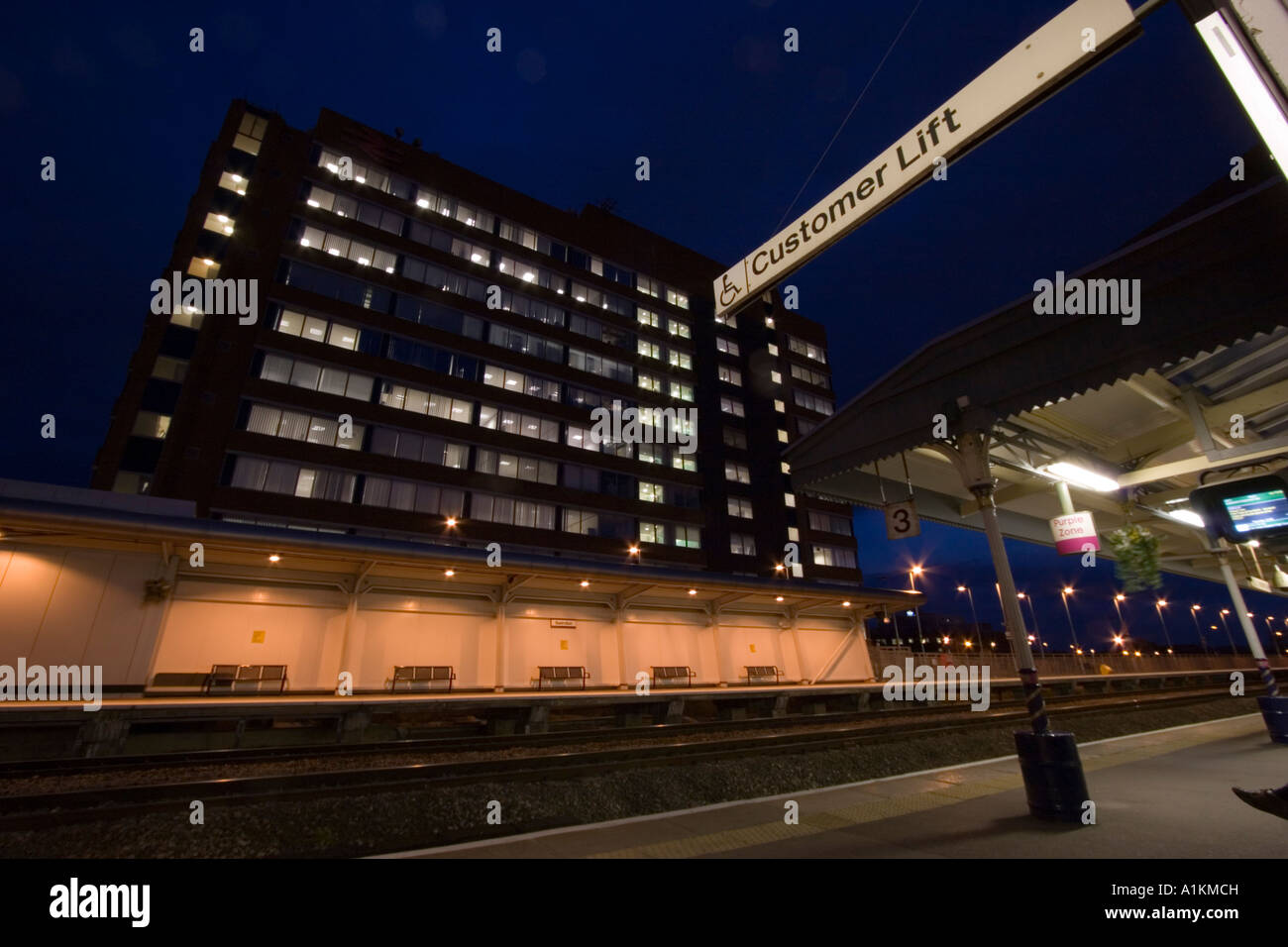 The platform at Swindon station Stock Photo - Alamy