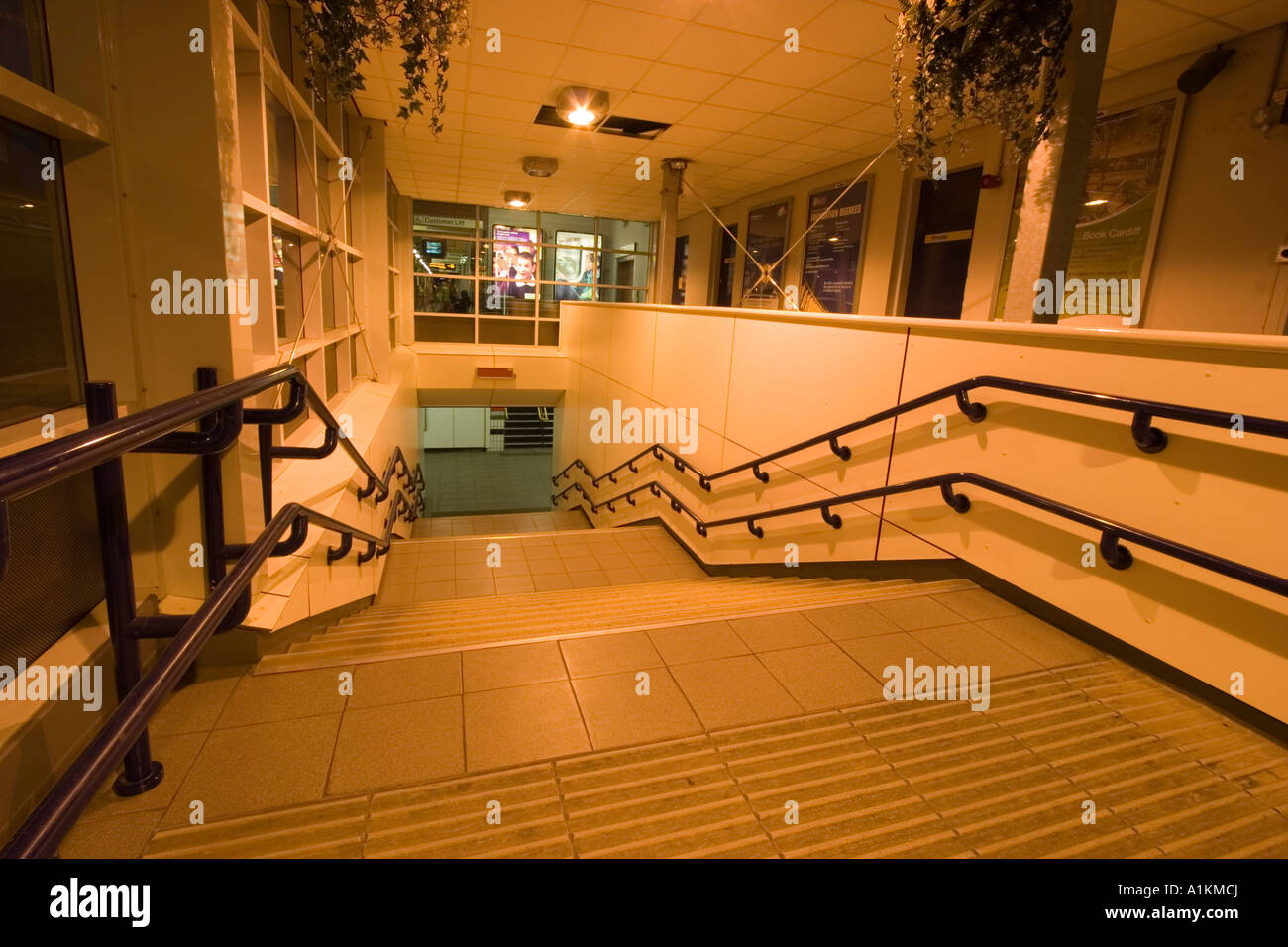 The platform at Swindon station Stock Photo - Alamy