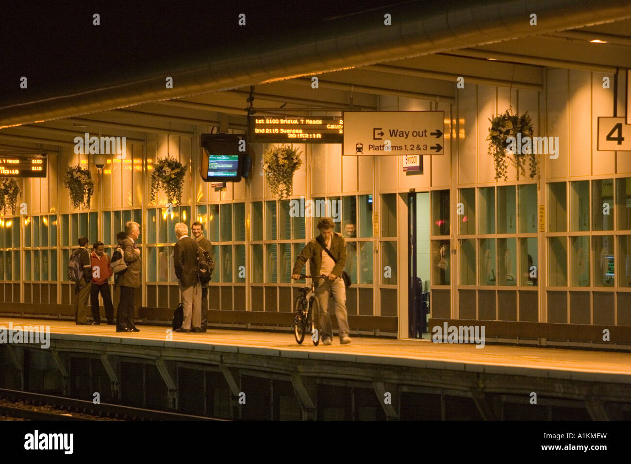 Swindon station hi-res stock photography and images - Alamy
