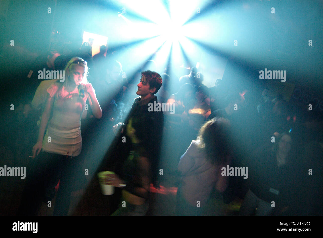 Crowded dance floor hi-res stock photography and images - Alamy