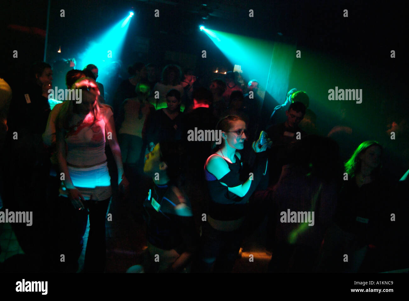 Crowded dance floor hi-res stock photography and images - Alamy