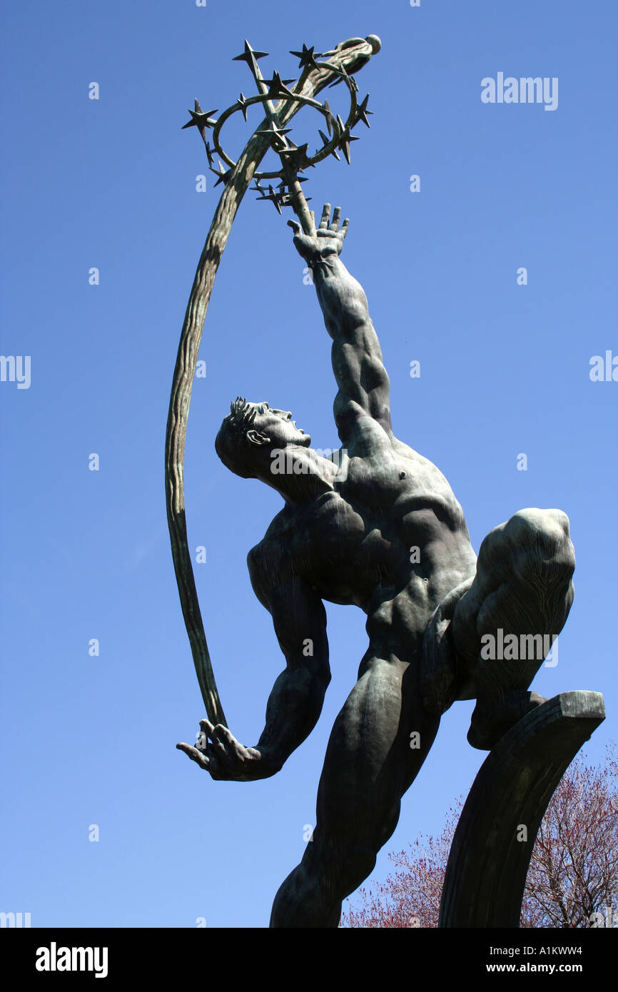 sculpture of the Rocket Thrower at the World fair site 1964 1965, NYC ...