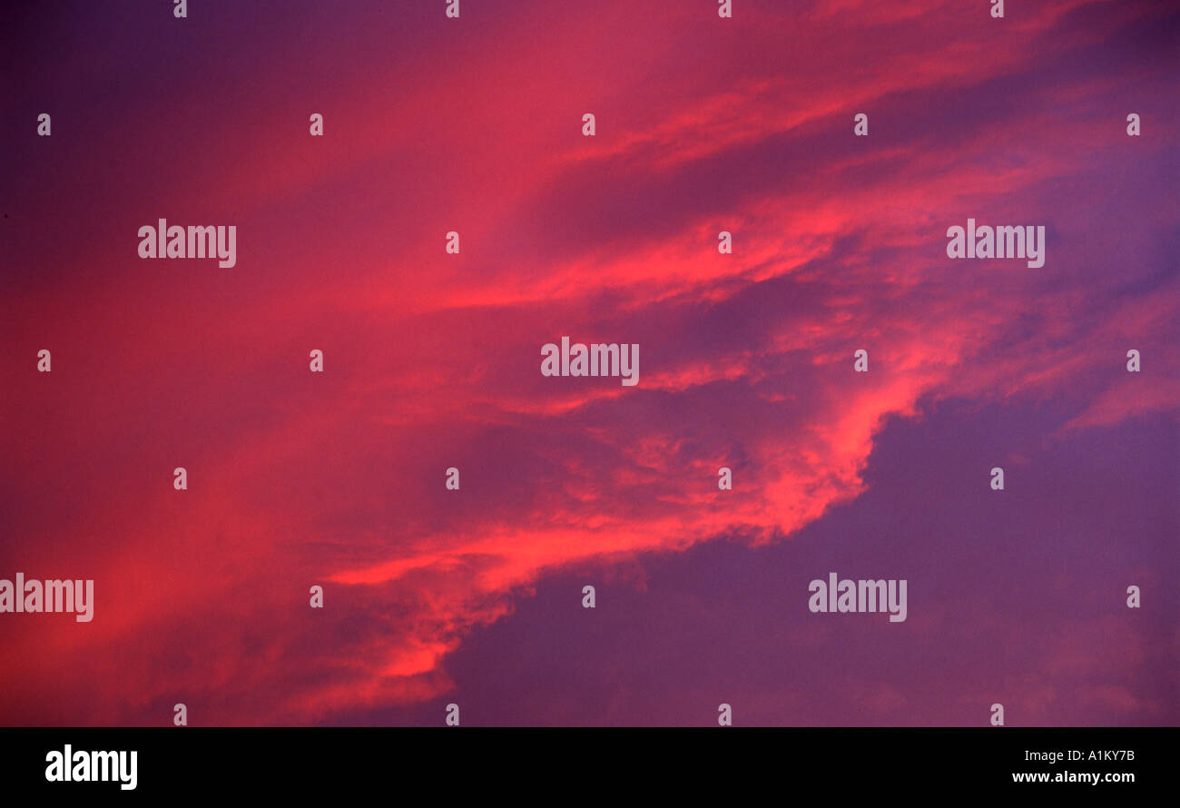 Red sky with clouds hi-res stock photography and images - Alamy