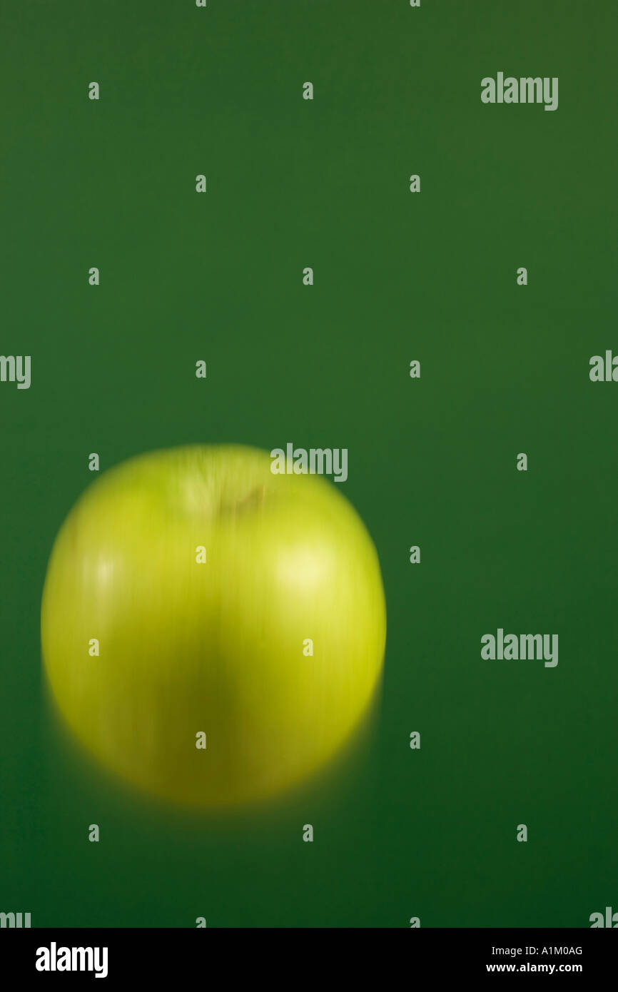 Falling apple gravity hi-res stock photography and images - Alamy