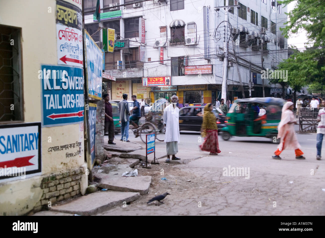 Standing still on busy street hi-res stock photography and images - Alamy
